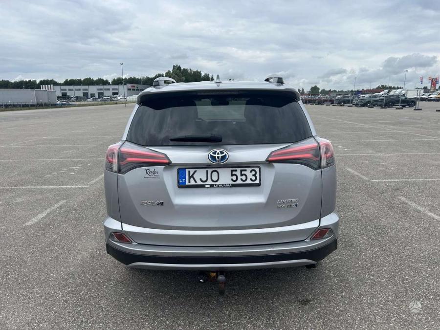 Pelēks Toyota RAV4 2017 Viļņa, ar dzinēja tilpumu 2.49 L un nobraukumu 135 tūkst. km par 18800 €, foto 7 vietnē AUTOMOTO.COM.LV