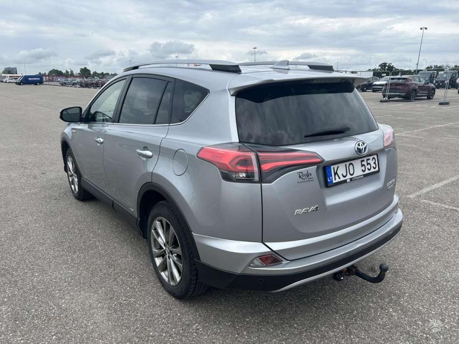 Pelēks Toyota RAV4 2017 Viļņa, ar dzinēja tilpumu 2.49 L un nobraukumu 135 tūkst. km par 18800 €, foto 8 vietnē AUTOMOTO.COM.LV