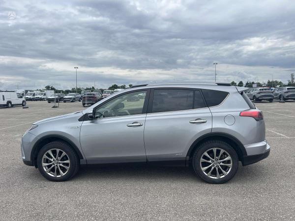 Grey Toyota RAV4 2017 in Vilnius, with an engine capacity of 2.49 L and mileage of 135 thousand km for 18800 €, photo 8 on AUTOMOTO.COM.LV