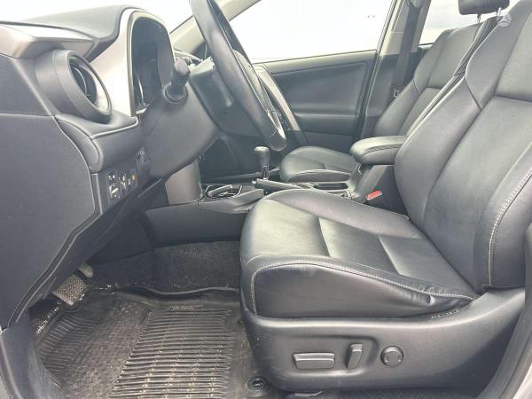 Grey Toyota RAV4 2017 in Vilnius, with an engine capacity of 2.49 L and mileage of 135 thousand km for 18800 €, photo 10 on AUTOMOTO.COM.LV