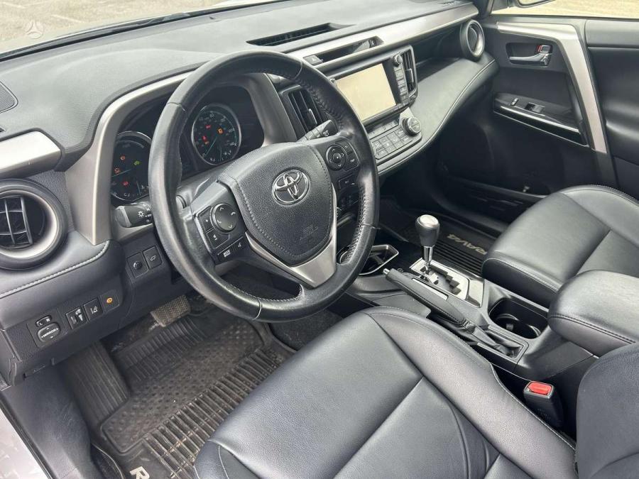 Pelēks Toyota RAV4 2017 Viļņa, ar dzinēja tilpumu 2.49 L un nobraukumu 135 tūkst. km par 18800 €, foto 12 vietnē AUTOMOTO.COM.LV