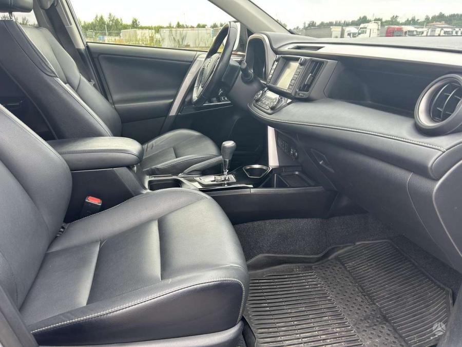 Pelēks Toyota RAV4 2017 Viļņa, ar dzinēja tilpumu 2.49 L un nobraukumu 135 tūkst. km par 18800 €, foto 14 vietnē AUTOMOTO.COM.LV