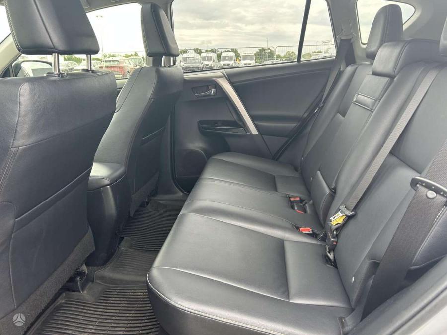 Pelēks Toyota RAV4 2017 Viļņa, ar dzinēja tilpumu 2.49 L un nobraukumu 135 tūkst. km par 18800 €, foto 17 vietnē AUTOMOTO.COM.LV