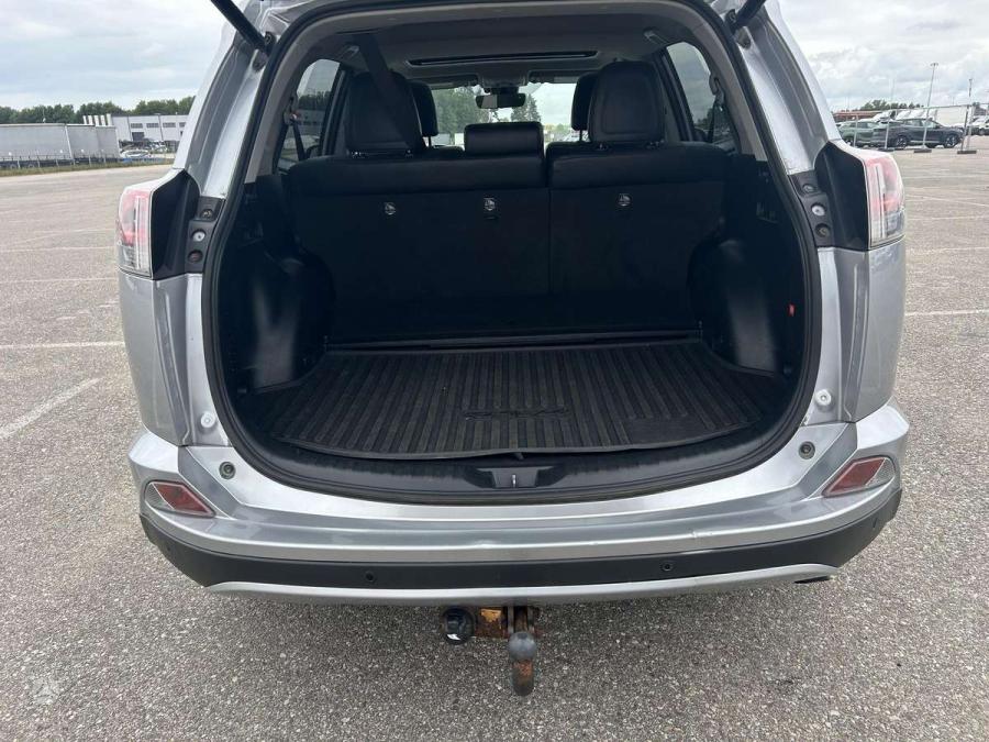 Pelēks Toyota RAV4 2017 Viļņa, ar dzinēja tilpumu 2.49 L un nobraukumu 135 tūkst. km par 18800 €, foto 19 vietnē AUTOMOTO.COM.LV