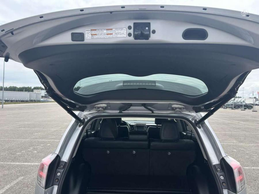Pelēks Toyota RAV4 2017 Viļņa, ar dzinēja tilpumu 2.49 L un nobraukumu 135 tūkst. km par 18800 €, foto 20 vietnē AUTOMOTO.COM.LV