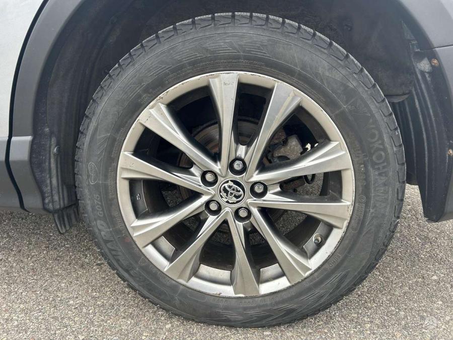Pelēks Toyota RAV4 2017 Viļņa, ar dzinēja tilpumu 2.49 L un nobraukumu 135 tūkst. km par 18800 €, foto 22 vietnē AUTOMOTO.COM.LV
