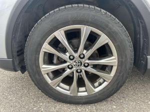 Pelēks Toyota RAV4 2017 Viļņa, ar dzinēja tilpumu 2.49 L un nobraukumu 135 tūkst. km par 18800 €, foto 23 vietnē AUTOMOTO.COM.LV