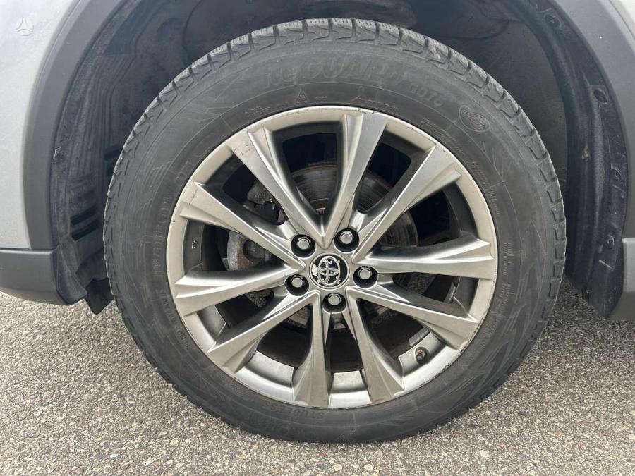 Pelēks Toyota RAV4 2017 Viļņa, ar dzinēja tilpumu 2.49 L un nobraukumu 135 tūkst. km par 18800 €, foto 23 vietnē AUTOMOTO.COM.LV