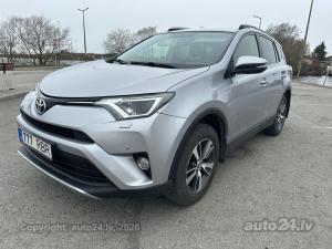 Grey Toyota RAV4 2017 in Narva, with an engine capacity of 2.00 L and mileage of 180 thousand km for 14600 €, photo 3 on AUTOMOTO.COM.LV
