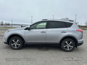 Grey Toyota RAV4 2017 in Narva, with an engine capacity of 2.00 L and mileage of 180 thousand km for 14600 €, photo 5 on AUTOMOTO.COM.LV