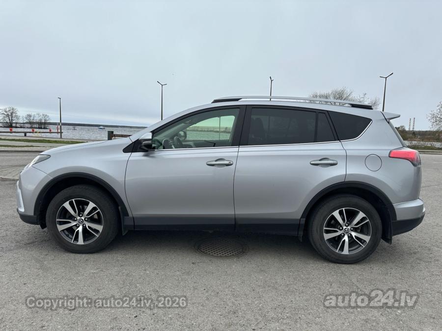 Grey Toyota RAV4 2017 in Narva, with an engine capacity of 2.00 L and mileage of 180 thousand km for 14600 €, photo 5 on AUTOMOTO.COM.LV