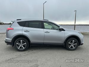 Grey Toyota RAV4 2017 in Narva, with an engine capacity of 2.00 L and mileage of 180 thousand km for 14600 €, photo 6 on AUTOMOTO.COM.LV