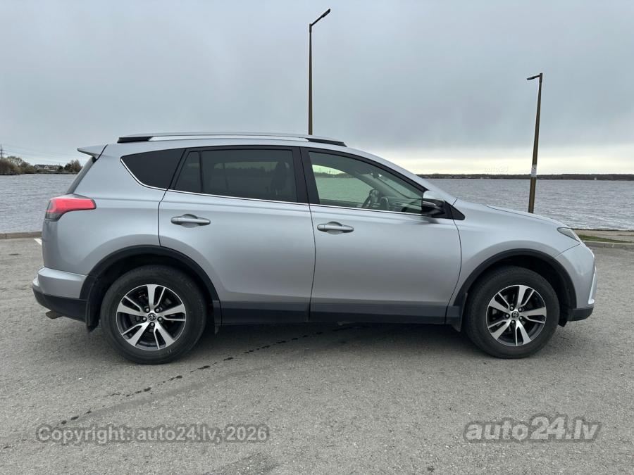 Grey Toyota RAV4 2017 in Narva, with an engine capacity of 2.00 L and mileage of 180 thousand km for 14600 €, photo 6 on AUTOMOTO.COM.LV