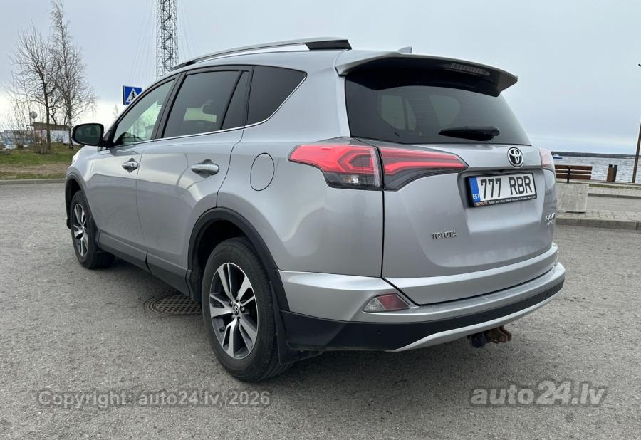 Grey Toyota RAV4 2017 in Narva, with an engine capacity of 2.00 L and mileage of 180 thousand km for 14600 €, photo 7 on AUTOMOTO.COM.LV