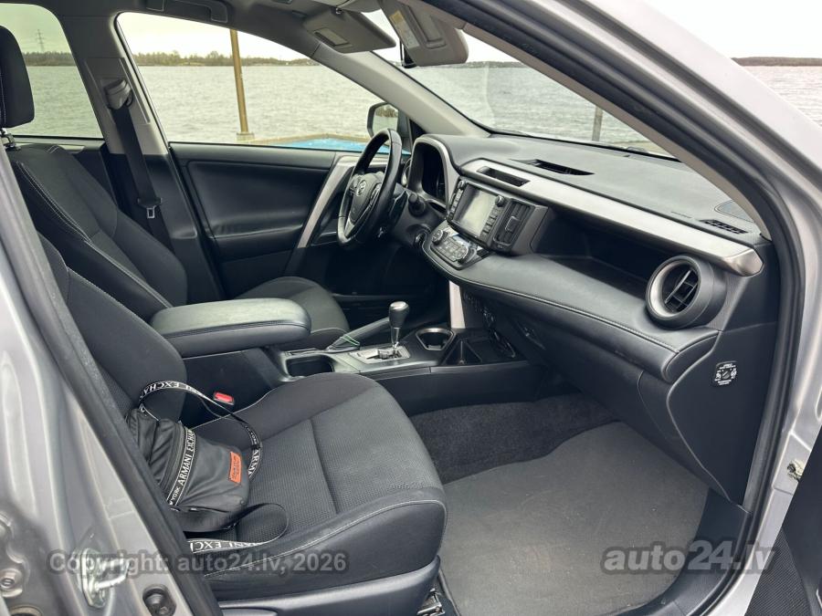 Grey Toyota RAV4 2017 in Narva, with an engine capacity of 2.00 L and mileage of 180 thousand km for 14600 €, photo 18 on AUTOMOTO.COM.LV
