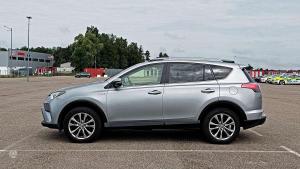 Pelēks Toyota RAV4 2017 Viļņa, ar dzinēja tilpumu 2.49 L un nobraukumu 135 tūkst. km par 18800 €, foto 13 vietnē AUTOMOTO.COM.LV