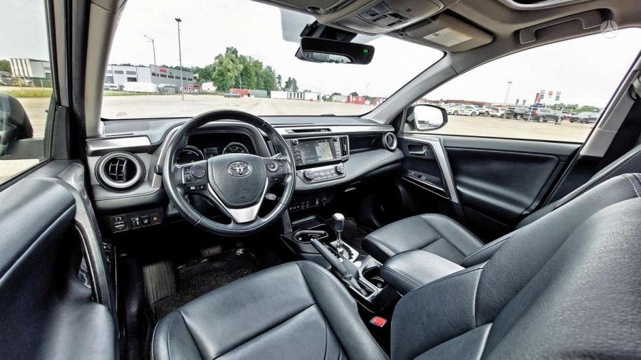 Pelēks Toyota RAV4 2017 Viļņa, ar dzinēja tilpumu 2.49 L un nobraukumu 135 tūkst. km par 18800 €, foto 14 vietnē AUTOMOTO.COM.LV