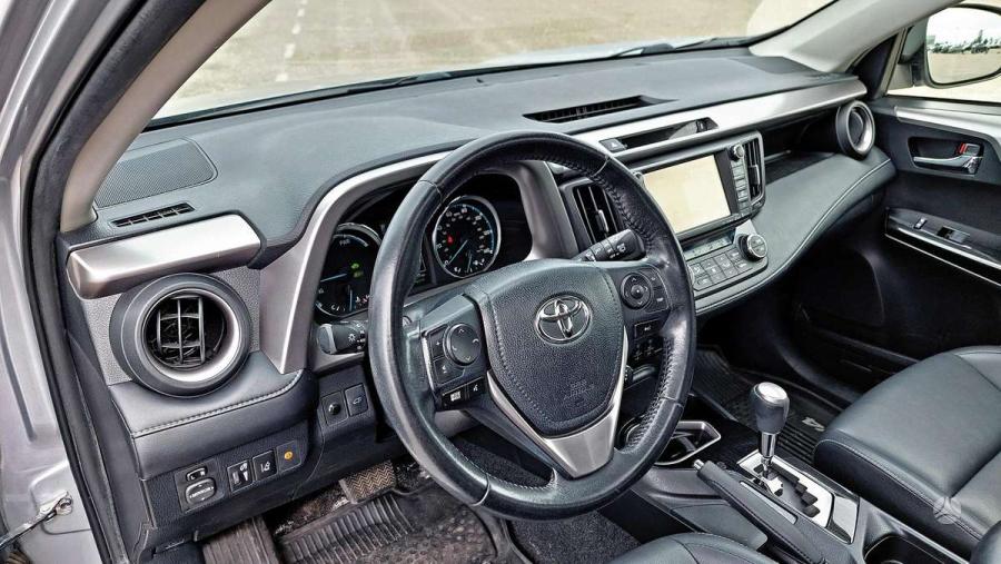 Pelēks Toyota RAV4 2017 Viļņa, ar dzinēja tilpumu 2.49 L un nobraukumu 135 tūkst. km par 18800 €, foto 23 vietnē AUTOMOTO.COM.LV