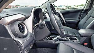 Pelēks Toyota RAV4 2017 Viļņa, ar dzinēja tilpumu 2.49 L un nobraukumu 135 tūkst. km par 18800 €, foto 24 vietnē AUTOMOTO.COM.LV