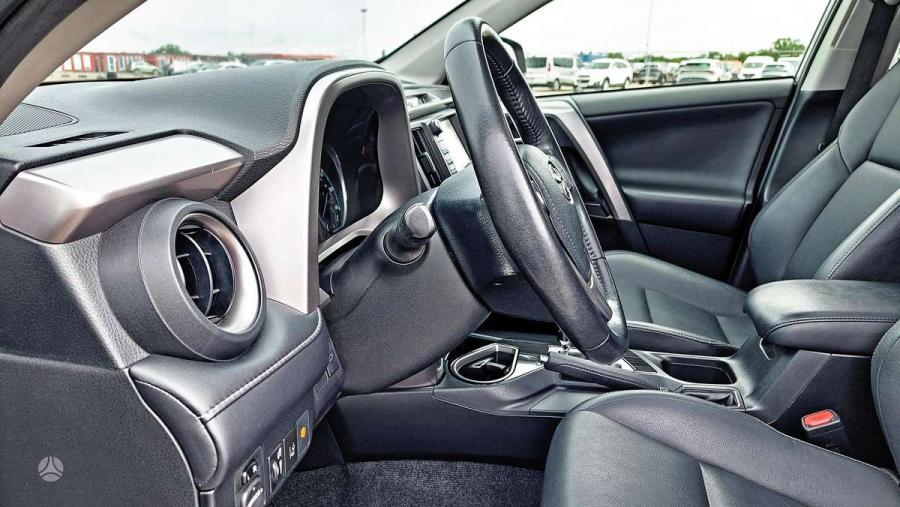 Pelēks Toyota RAV4 2017 Viļņa, ar dzinēja tilpumu 2.49 L un nobraukumu 135 tūkst. km par 18800 €, foto 24 vietnē AUTOMOTO.COM.LV