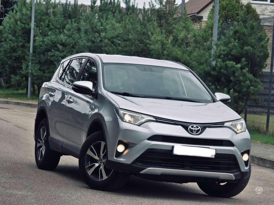 Grey Toyota RAV4 2017 in Vilnius, with an engine capacity of 2.00 L and mileage of 260 thousand km for 9650 €, photo 1 on AUTOMOTO.COM.LV