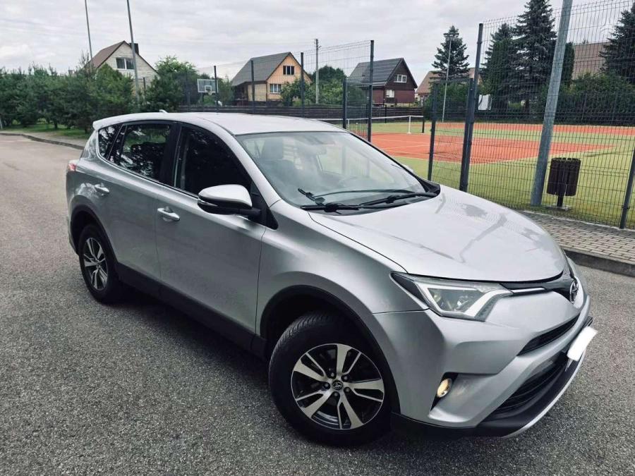 Grey Toyota RAV4 2017 in Vilnius, with an engine capacity of 2.00 L and mileage of 260 thousand km for 9650 €, photo 3 on AUTOMOTO.COM.LV