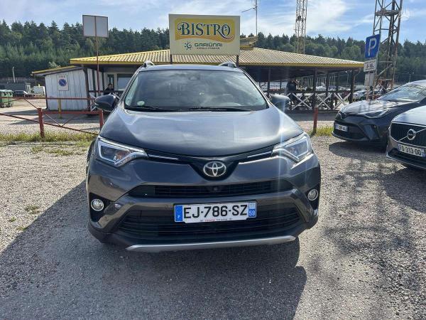 Grey Toyota RAV4 2017 in Vilnius, with an engine capacity of 2.00 L and mileage of 208 thousand km for 14300 €, photo 3 on AUTOMOTO.COM.LV
