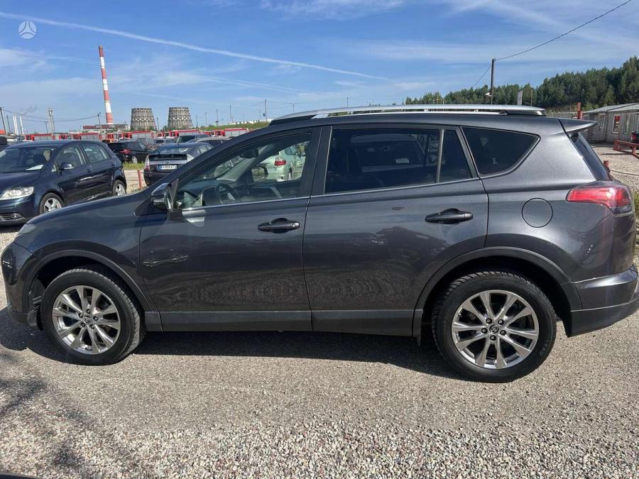 Grey Toyota RAV4 2017 in Vilnius, with an engine capacity of 2.00 L and mileage of 208 thousand km for 14300 €, photo 6 on AUTOMOTO.COM.LV