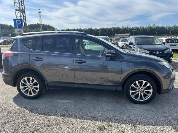 Grey Toyota RAV4 2017 in Vilnius, with an engine capacity of 2.00 L and mileage of 208 thousand km for 14300 €, photo 6 on AUTOMOTO.COM.LV