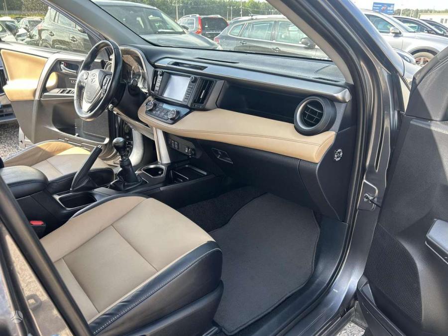 Grey Toyota RAV4 2017 in Vilnius, with an engine capacity of 2.00 L and mileage of 208 thousand km for 14300 €, photo 10 on AUTOMOTO.COM.LV