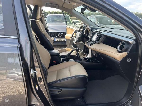Grey Toyota RAV4 2017 in Vilnius, with an engine capacity of 2.00 L and mileage of 208 thousand km for 14300 €, photo 10 on AUTOMOTO.COM.LV