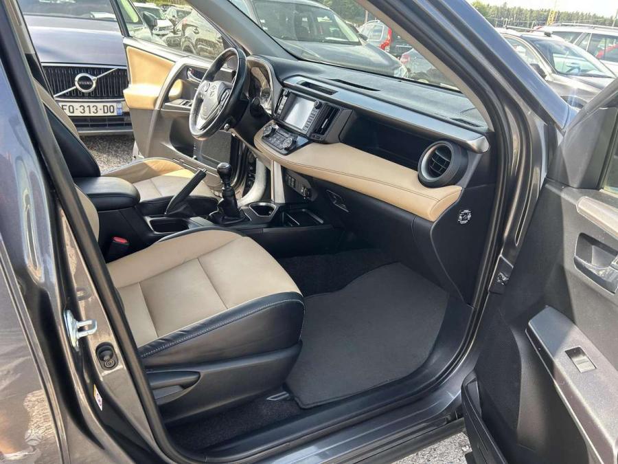 Grey Toyota RAV4 2017 in Vilnius, with an engine capacity of 2.00 L and mileage of 208 thousand km for 14300 €, photo 12 on AUTOMOTO.COM.LV