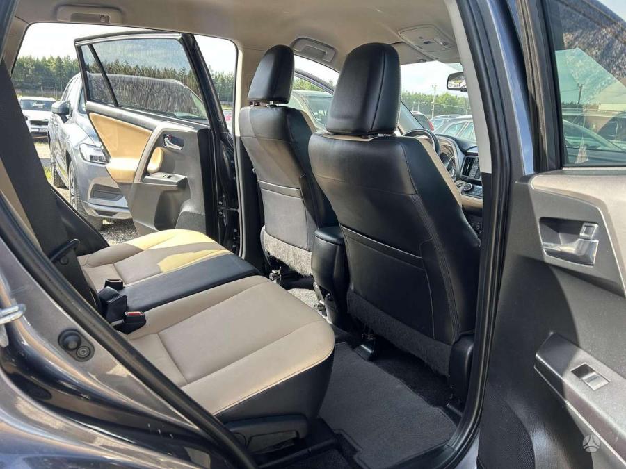 Grey Toyota RAV4 2017 in Vilnius, with an engine capacity of 2.00 L and mileage of 208 thousand km for 14300 €, photo 13 on AUTOMOTO.COM.LV