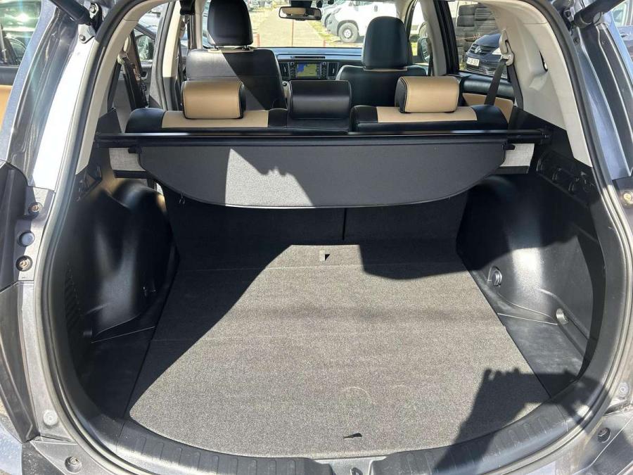 Grey Toyota RAV4 2017 in Vilnius, with an engine capacity of 2.00 L and mileage of 208 thousand km for 14300 €, photo 16 on AUTOMOTO.COM.LV