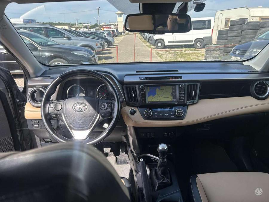 Grey Toyota RAV4 2017 in Vilnius, with an engine capacity of 2.00 L and mileage of 208 thousand km for 14300 €, photo 23 on AUTOMOTO.COM.LV