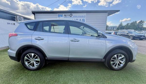 Grey Toyota RAV4 2017 in Panevezys, with an engine capacity of 2.49 L and mileage of 218 thousand km for 16300 €, photo 5 on AUTOMOTO.COM.LV