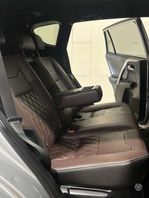 Grey Toyota RAV4 2017 in Klaipeda, with an engine capacity of 2.49 L and mileage of 227 thousand km for 16900 €, photo 3 on AUTOMOTO.COM.LV