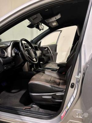 Grey Toyota RAV4 2017 in Klaipeda, with an engine capacity of 2.49 L and mileage of 227 thousand km for 16900 €, photo 4 on AUTOMOTO.COM.LV