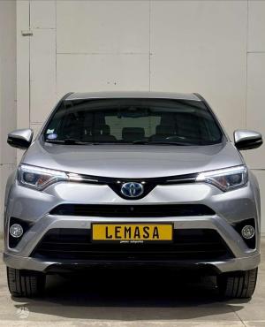 Grey Toyota RAV4 2017 in Klaipeda, with an engine capacity of 2.49 L and mileage of 227 thousand km for 16900 €, photo 6 on AUTOMOTO.COM.LV