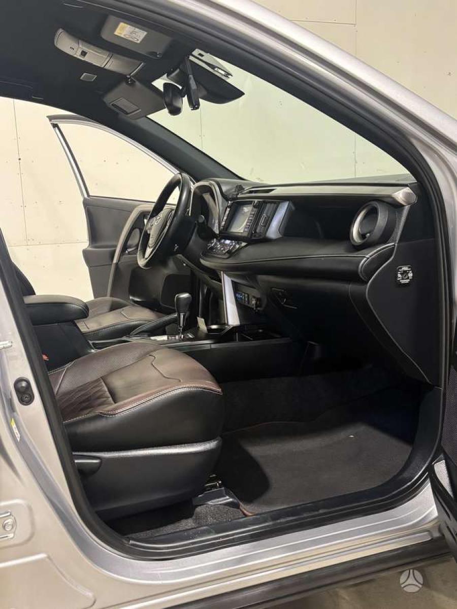 Grey Toyota RAV4 2017 in Klaipeda, with an engine capacity of 2.49 L and mileage of 227 thousand km for 16900 €, photo 7 on AUTOMOTO.COM.LV