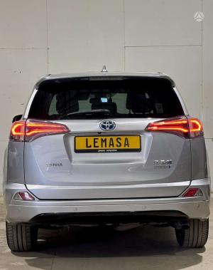 Grey Toyota RAV4 2017 in Klaipeda, with an engine capacity of 2.49 L and mileage of 227 thousand km for 16900 €, photo 10 on AUTOMOTO.COM.LV