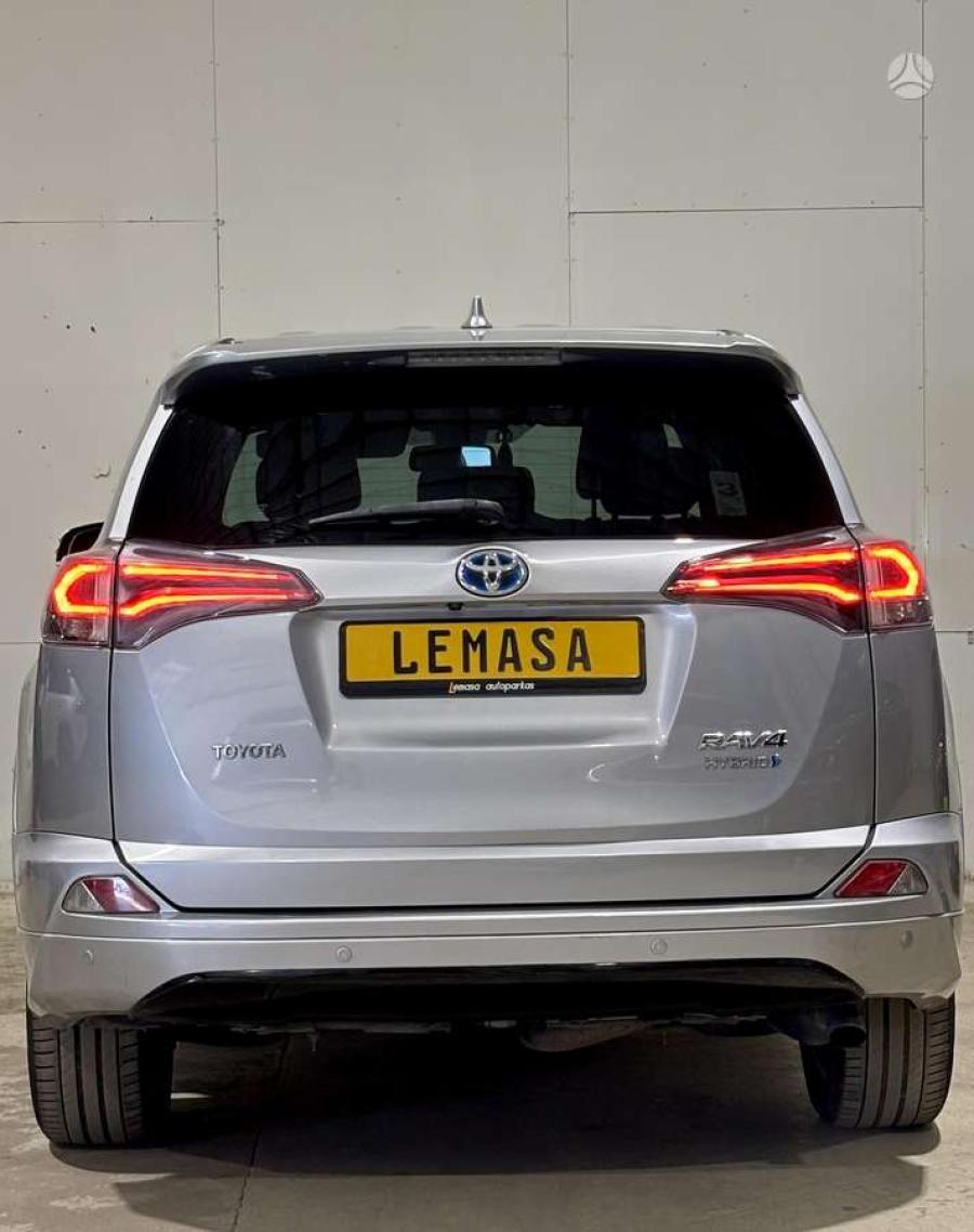 Grey Toyota RAV4 2017 in Klaipeda, with an engine capacity of 2.49 L and mileage of 227 thousand km for 16900 €, photo 10 on AUTOMOTO.COM.LV