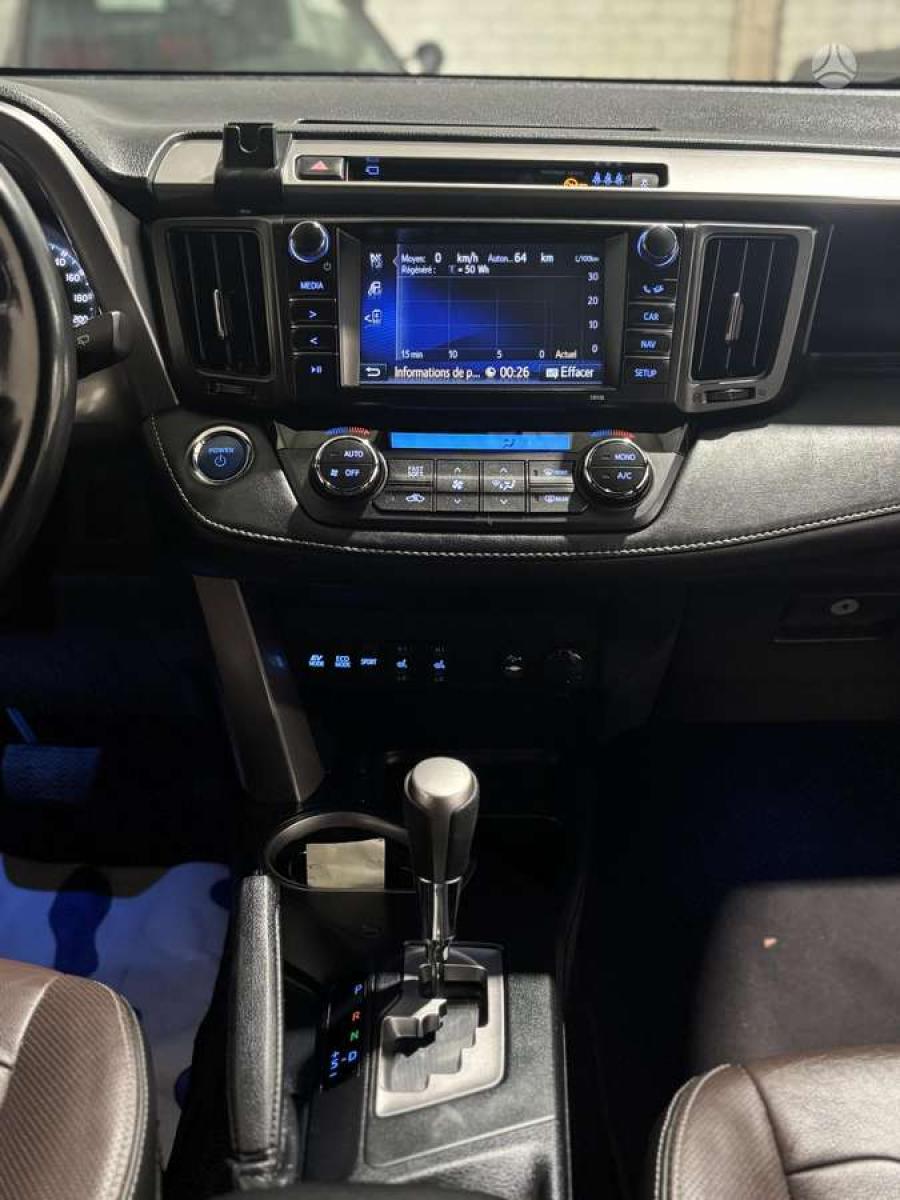 Grey Toyota RAV4 2017 in Klaipeda, with an engine capacity of 2.49 L and mileage of 227 thousand km for 16900 €, photo 12 on AUTOMOTO.COM.LV