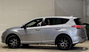 Grey Toyota RAV4 2017 in Klaipeda, with an engine capacity of 2.49 L and mileage of 227 thousand km for 16900 €, photo 15 on AUTOMOTO.COM.LV