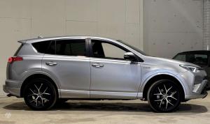 Grey Toyota RAV4 2017 in Klaipeda, with an engine capacity of 2.49 L and mileage of 227 thousand km for 16900 €, photo 16 on AUTOMOTO.COM.LV