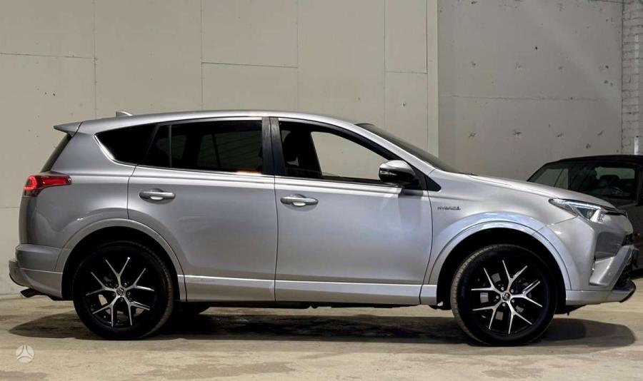Grey Toyota RAV4 2017 in Klaipeda, with an engine capacity of 2.49 L and mileage of 227 thousand km for 16900 €, photo 16 on AUTOMOTO.COM.LV
