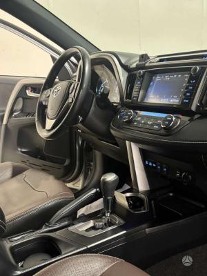 Grey Toyota RAV4 2017 in Klaipeda, with an engine capacity of 2.49 L and mileage of 227 thousand km for 16900 €, photo 17 on AUTOMOTO.COM.LV
