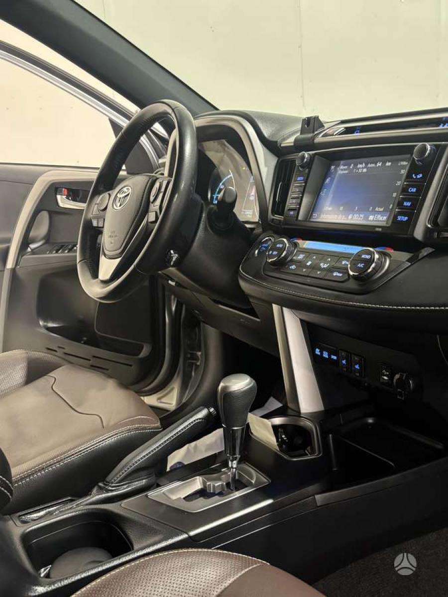 Grey Toyota RAV4 2017 in Klaipeda, with an engine capacity of 2.49 L and mileage of 227 thousand km for 16900 €, photo 17 on AUTOMOTO.COM.LV