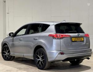 Grey Toyota RAV4 2017 in Klaipeda, with an engine capacity of 2.49 L and mileage of 227 thousand km for 16900 €, photo 20 on AUTOMOTO.COM.LV