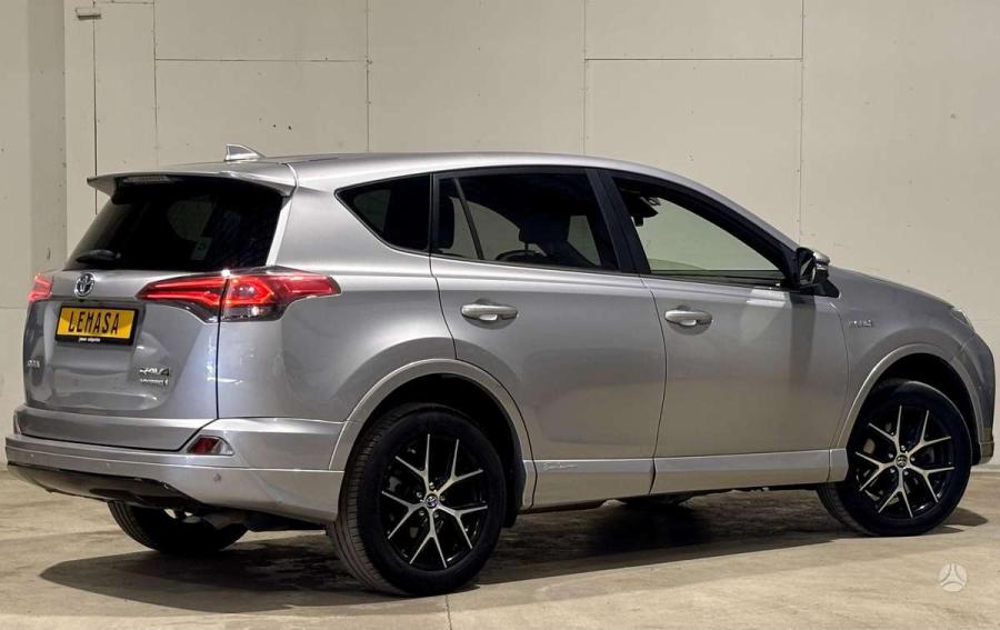 Grey Toyota RAV4 2017 in Klaipeda, with an engine capacity of 2.49 L and mileage of 227 thousand km for 16900 €, photo 21 on AUTOMOTO.COM.LV